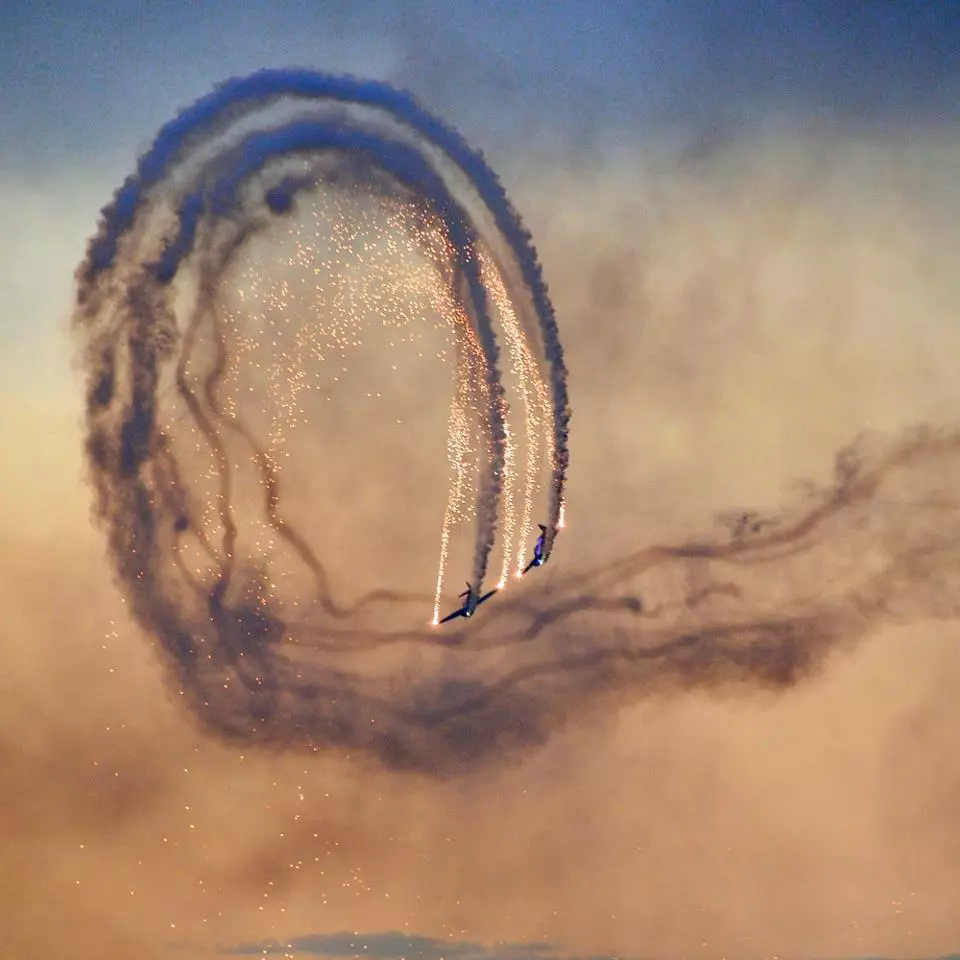Imatges espectaculars del primer equip d'acrobàcia aèria pirotècnica del món