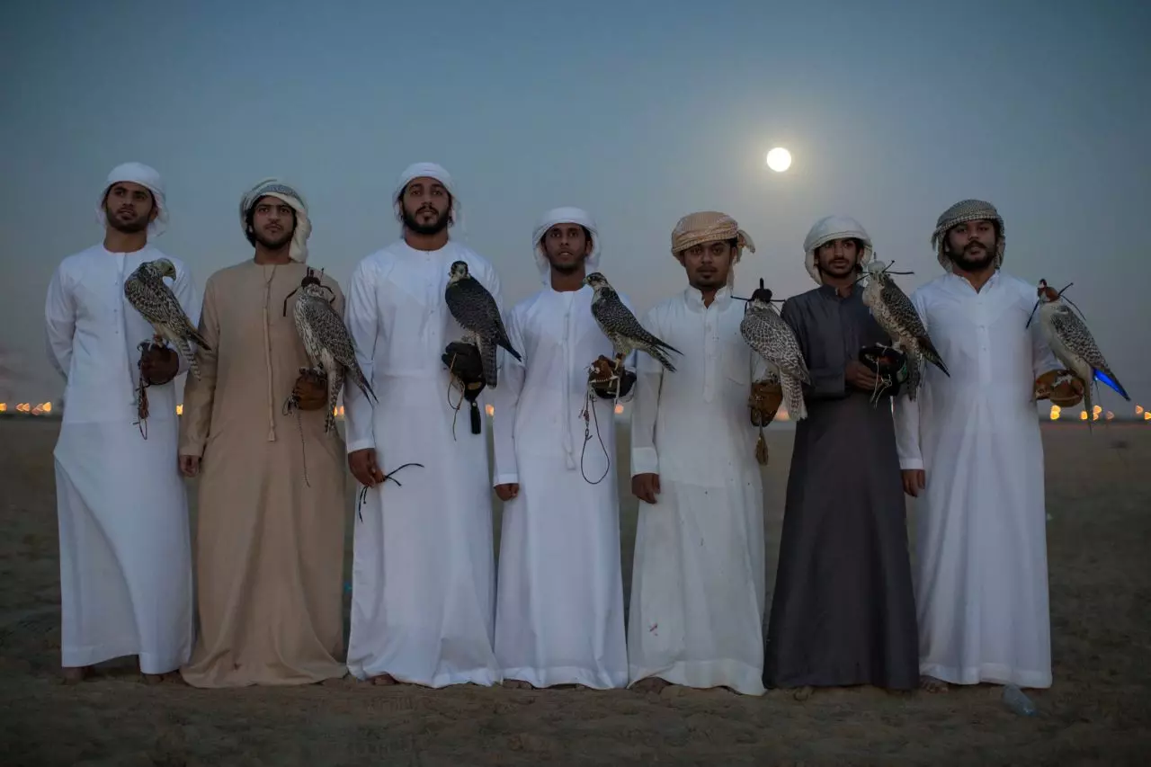 ابوظهبي ۾ Falconers پنهنجن ريپٽرز کي ڊرونز سان ٽرين ڪندا آهن