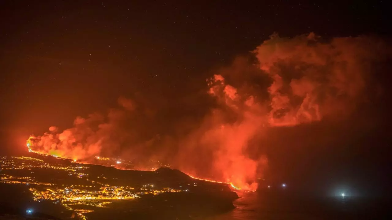 火山からの溶岩は、2021年9月29日水曜日、スペイン、ラパルマ島のカナリア諸島の海に到達します