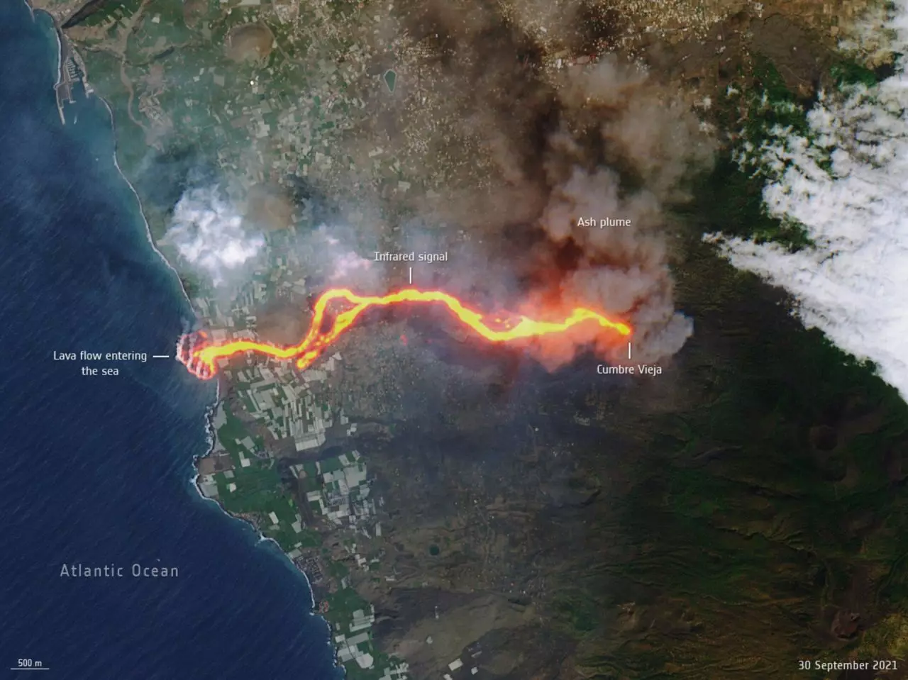 這張由哥白尼哨兵 2 號任務於 9 月 30 日拍攝的圖像顯示了從西班牙拉帕爾馬島噴發的火山流出的熔岩流（圖片來源：ESA）