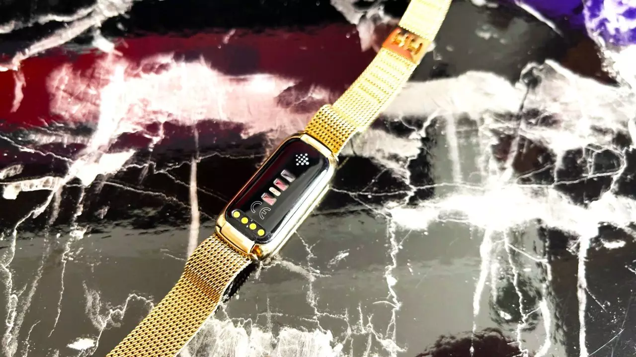 Fitbit-en modan dagoen Fitness Tracker berria Smartwatch-en alternatiba sendoa da 45215_3