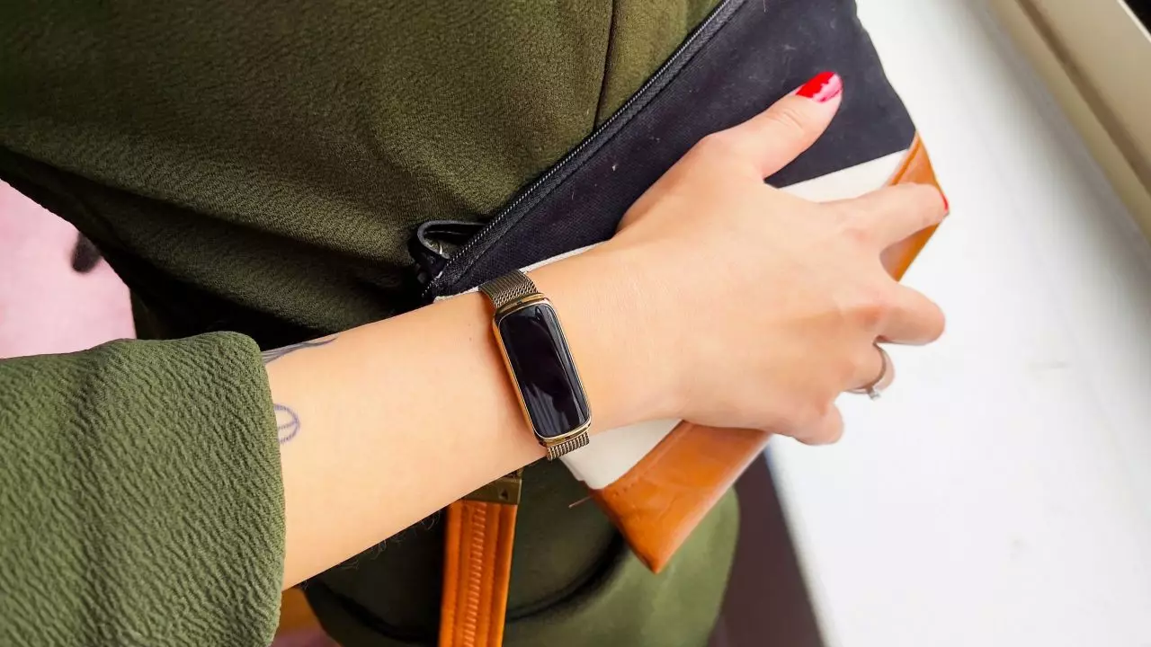 La Moda Nova Fitness Tracker de Fitbit Estas Solida Alternativo al Smartwatch 45215_4