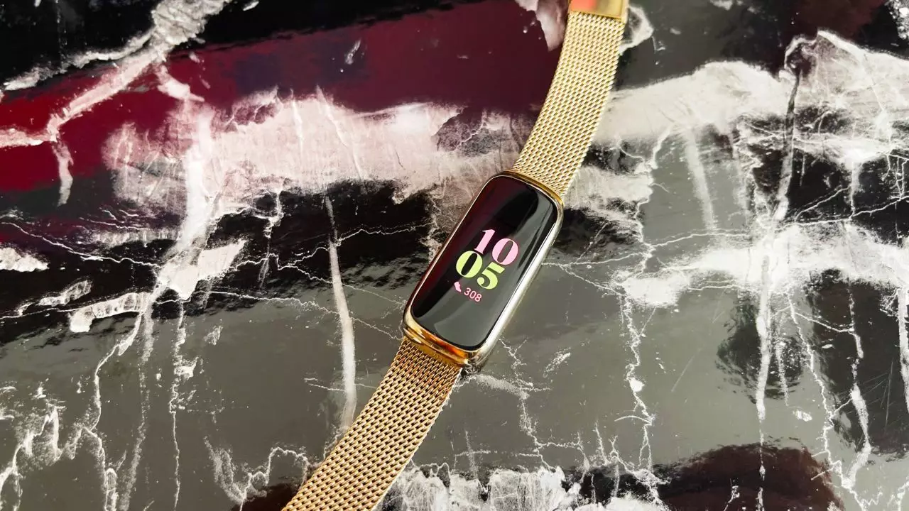 Fitbit's Fashionable New Fitness Tracker bụ Nhọrọ siri ike na Smartwatch 45215_6