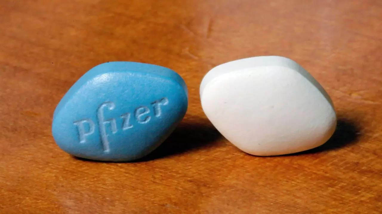 Таблета од вијагра на Pfizer, веднаш до нејзиниот генерички еквивалент. И двете ја содржат активната состојка силденафил