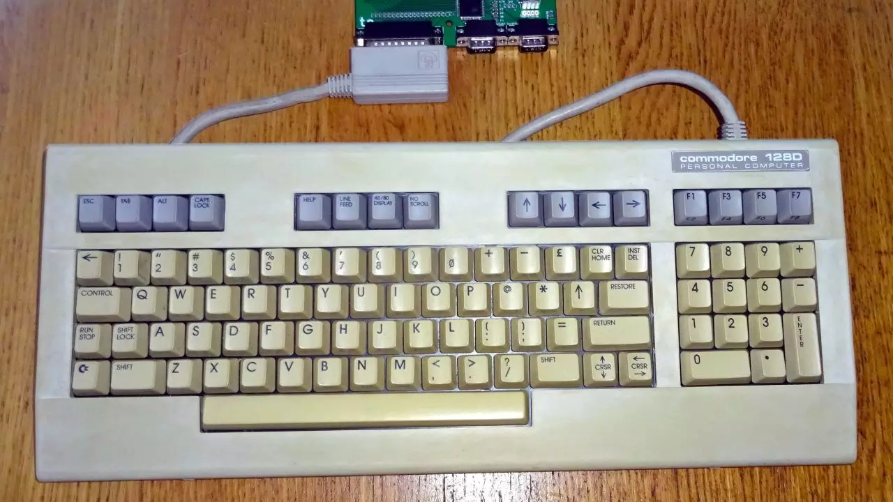 Gjør din gamle Commodore-datamaskin om til et USB-tastatur med denne adapteren som er enkel å installere