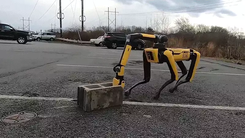 Spot Robot frá Boston Dynamics fær loksins hjálparhönd