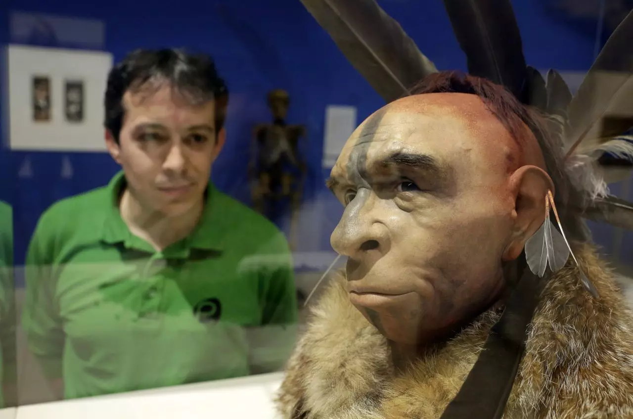 2014-нче елда Испания экспонатында Neanderthal моделен караган кеше.