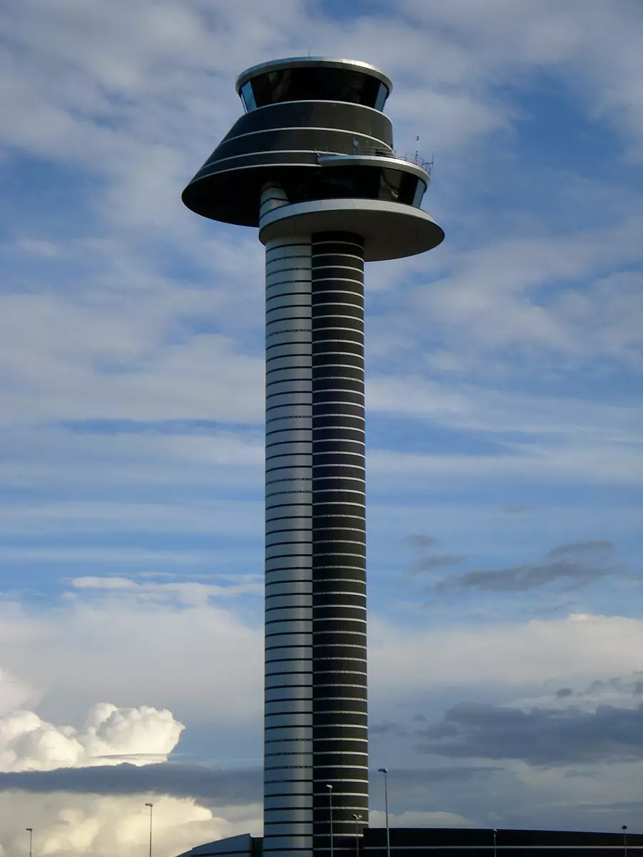 31 Air Traffic Control Tower na May Nakakagulat na Kagandahan
