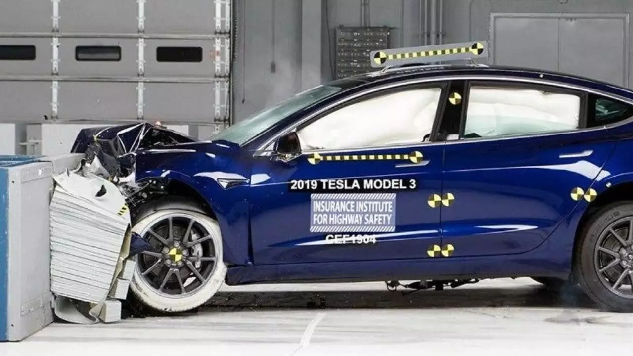 'n Tesla Model 3-ongeluk bring die regte motorkenners na vore