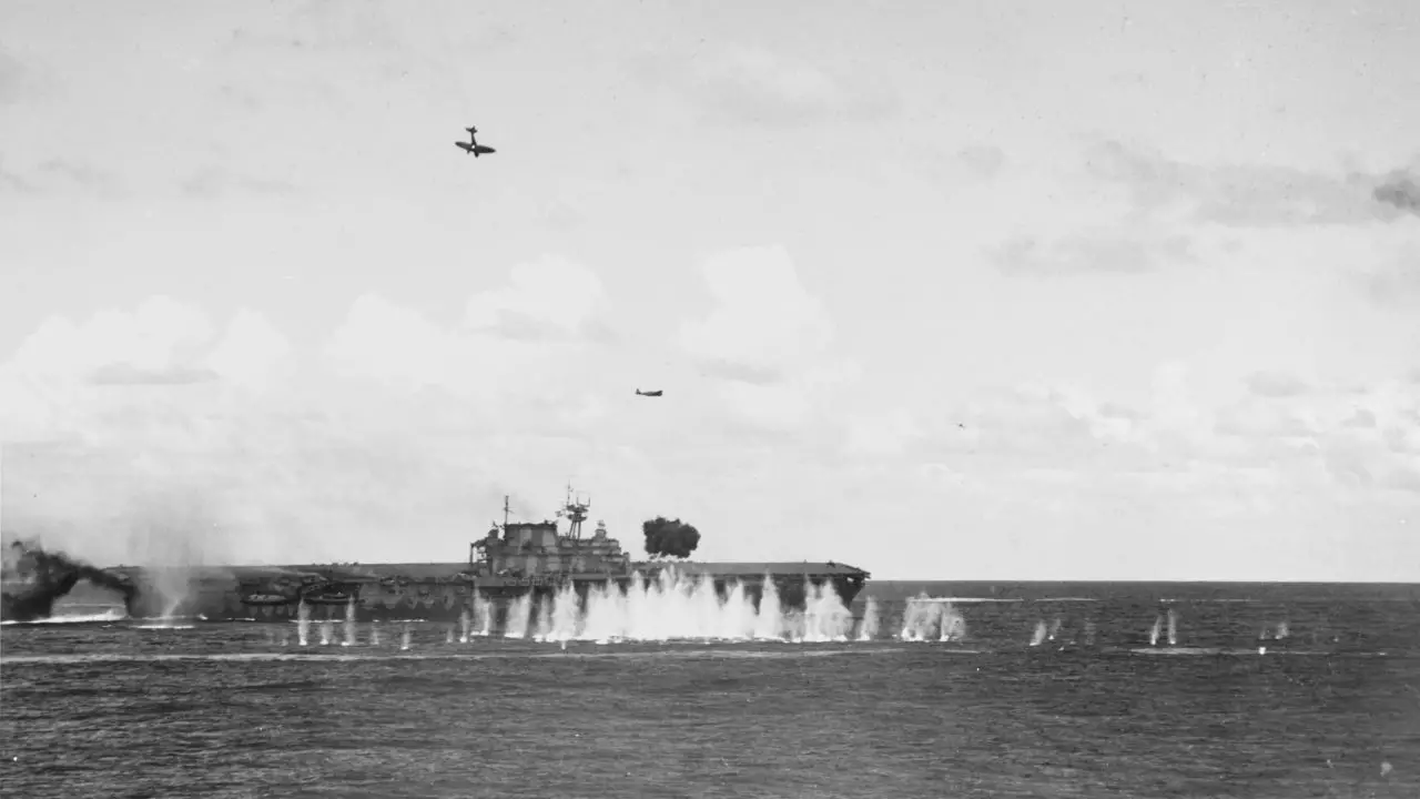 著名的二战航空母舰于 1942 年被鱼雷击沉，在太平洋深处发现数英里