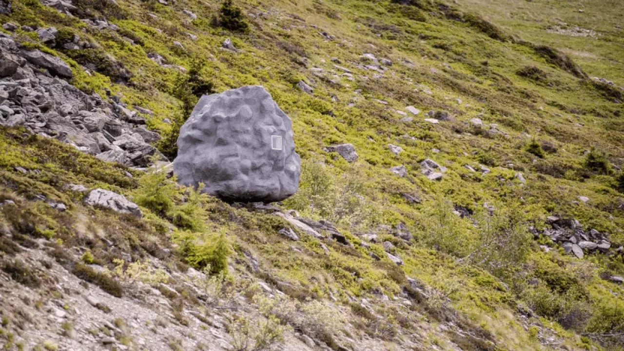 Тази фалшива скала в Алпите всъщност е малка, перфектна кабина