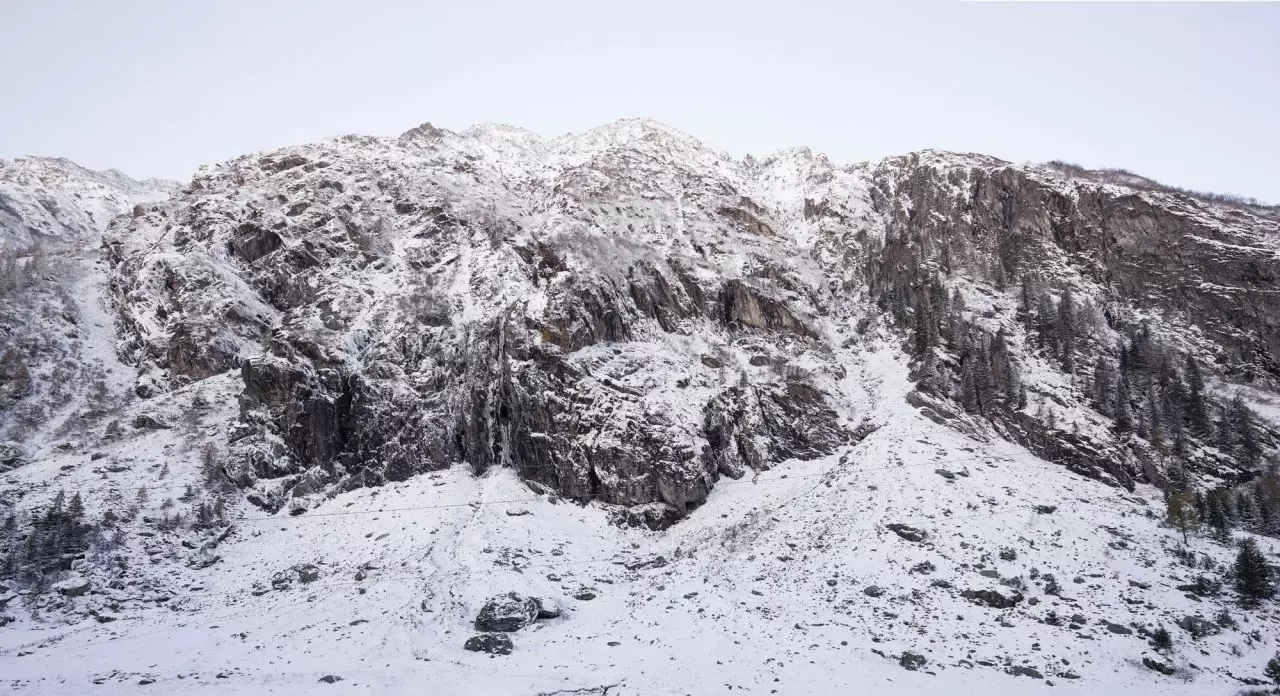 Batu Batu Palsu Ieu di Alps Sabenerna Kabin Leutik, Sampurna