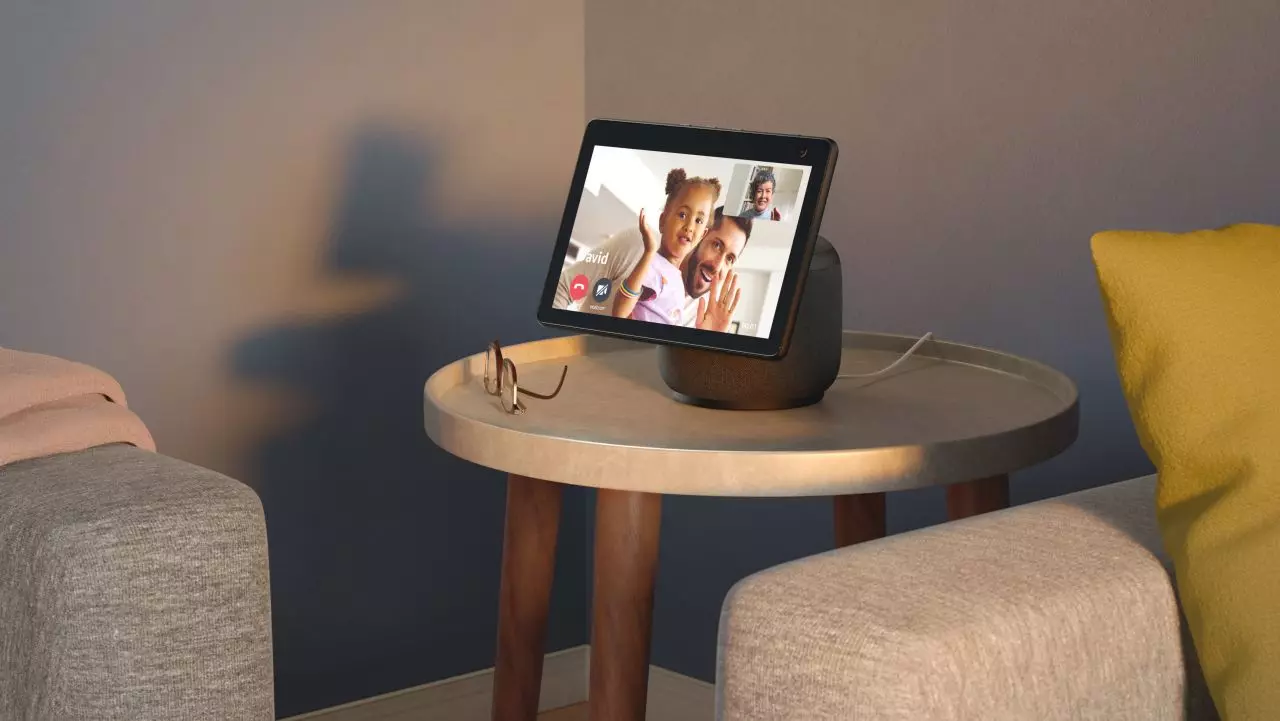 Iyo itsva Echo Show inoteedzera mafambiro ako.