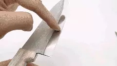 Vynalézavý výrobce nožů dokazuje, že můžete proměnit hliníkovou fólii v děsivě ostrou čepel