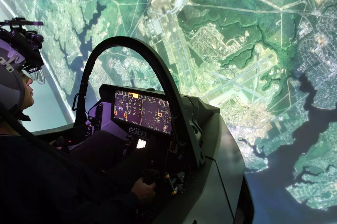 Mind-Control Deurbraak: Kwadruplegiese vrou vlieg F-35 met haar verstand