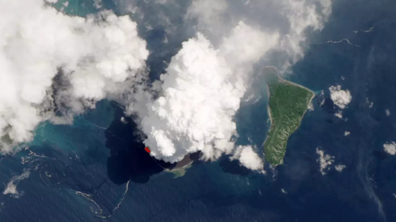 Супутники фіксують запаморочливий вид на триваюче виверження Кракатау