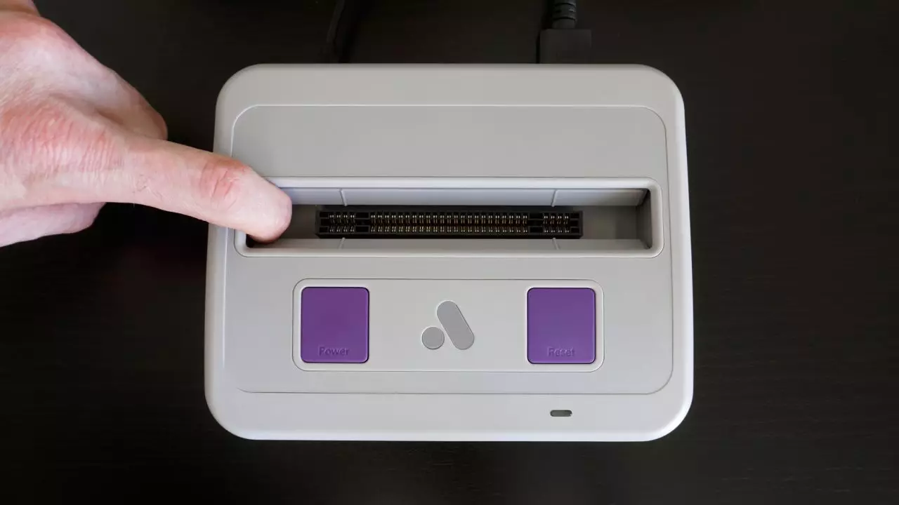 Ĉi tiu Altgradigita Super Nintendo-Klono Revivigis Mian Amon Por 16-Bita Ludado