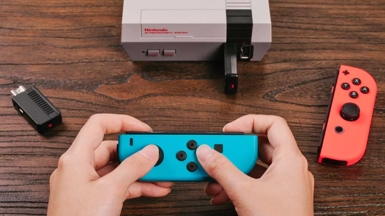 Vidhibiti vya Joy-Con vya Nintendo Switch Sasa vinafanya kazi na Toleo la Kawaida la NES Tiny Tiny