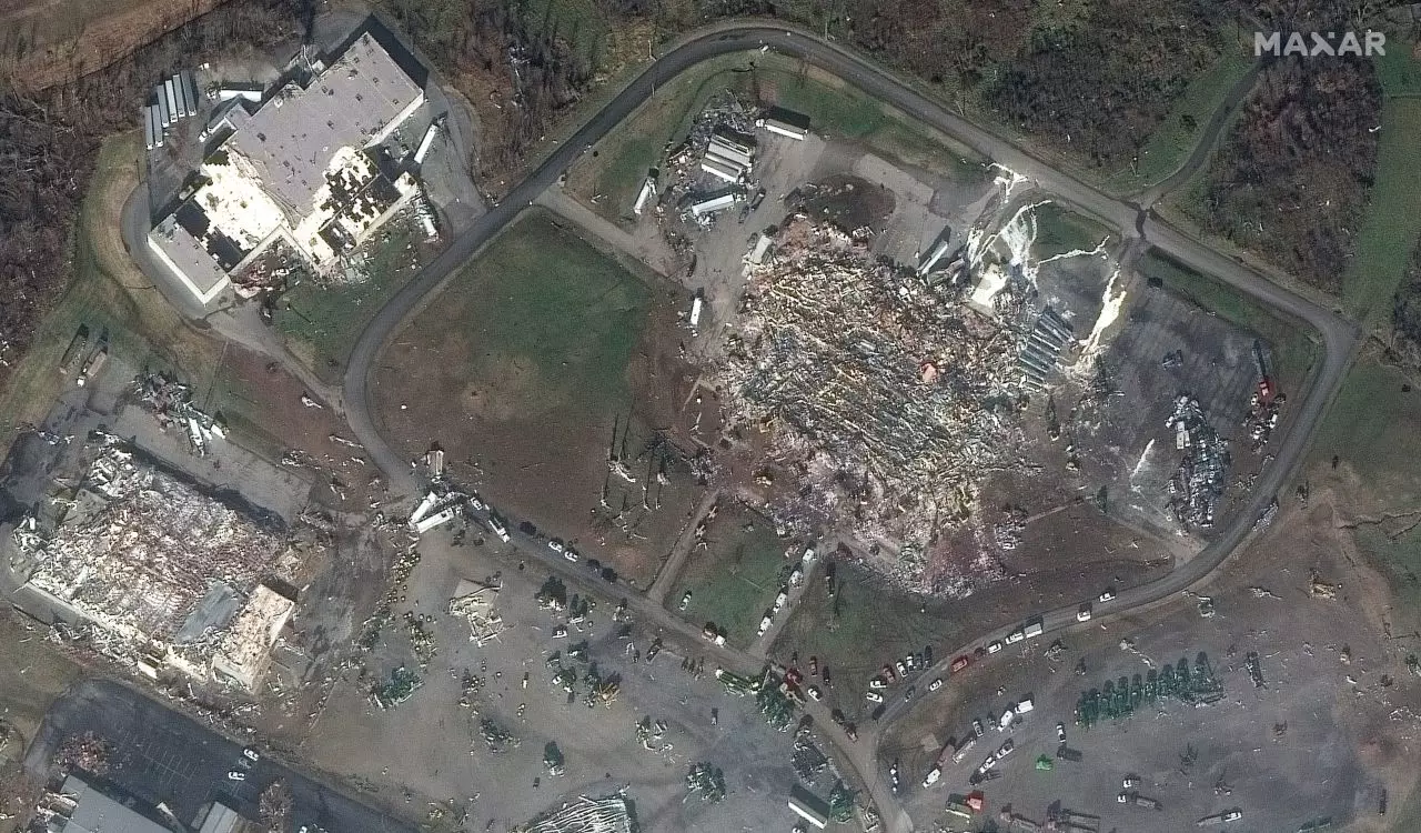 ဂြိုဟ်တုဓာတ်ပုံ ၇ ပုံသည် Quad State Tornado ဖြစ်ပွားမှု၏ ထိတ်လန့်တုန်လှုပ်ဖွယ်ရာ အရေအတွက်ကို ဖော်ပြသည်။ 49098_5