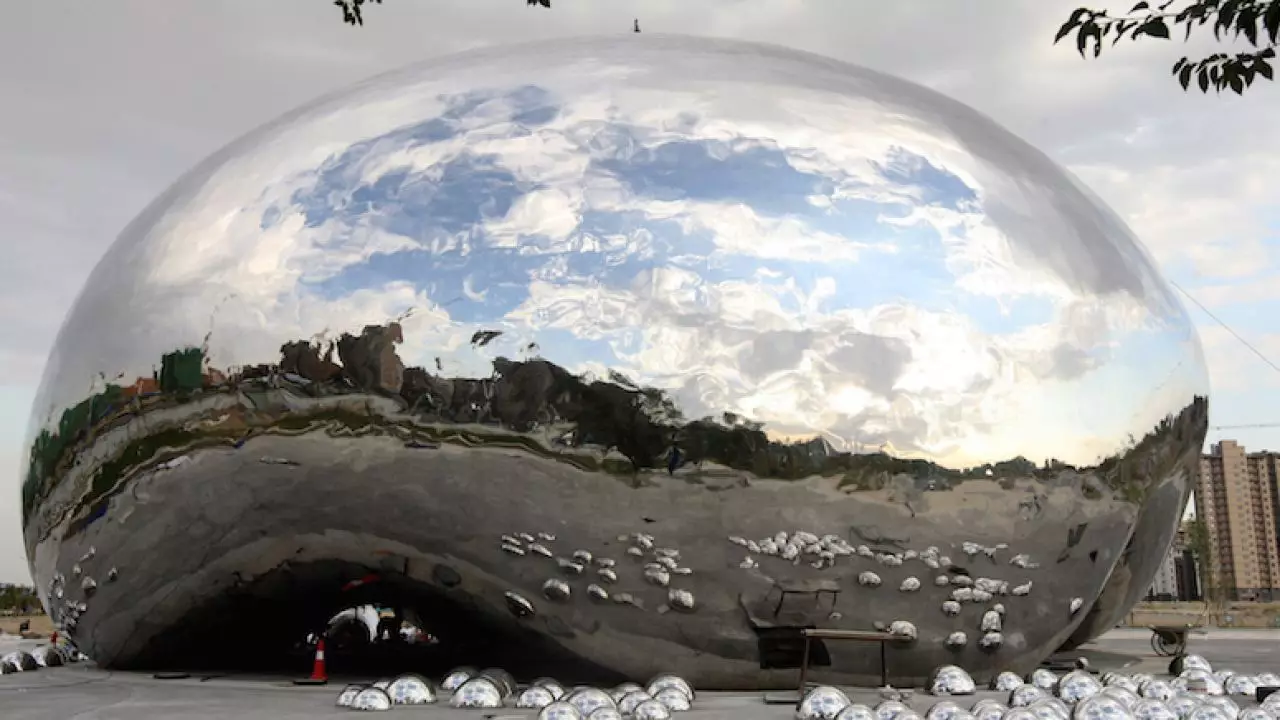 Dizze stêd yn Sina boude syn eigen Chicago Bean yn in desolate parkearplak