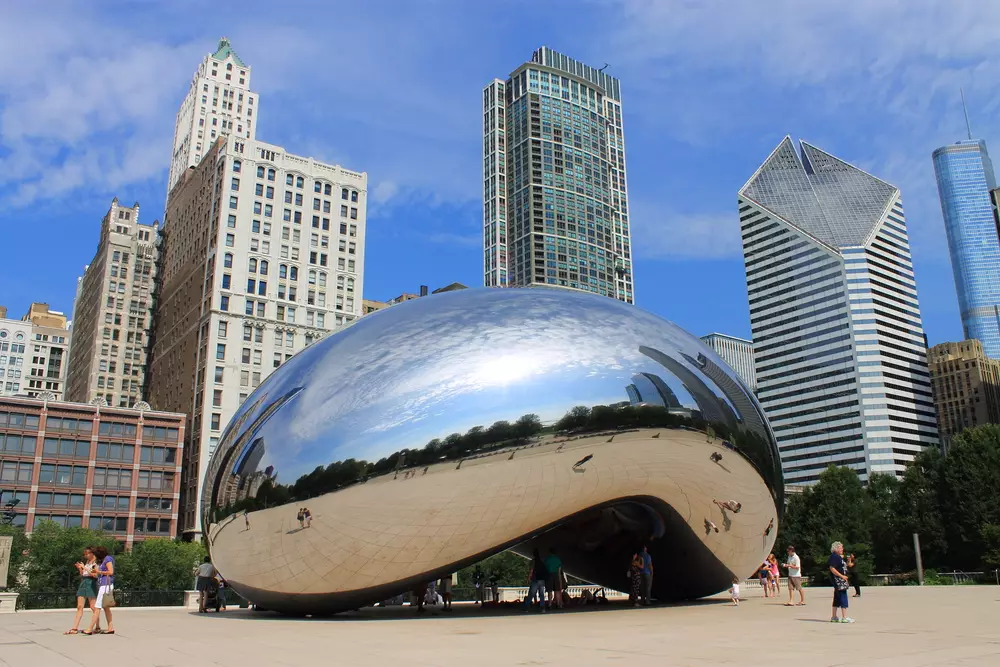 Acest oraș din China și-a construit propriul lui Chicago Bean într-o parcare pustie