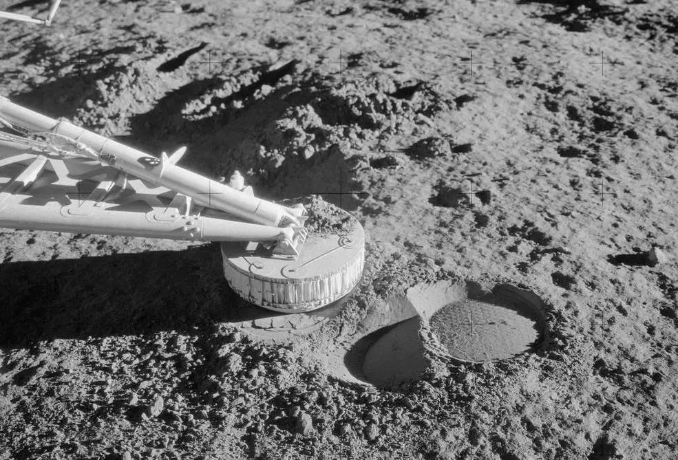 Déi komesch Weeër, déi d'NASA geduecht hunn Moundstaub kéint Apollo Astronauten ëmbréngen