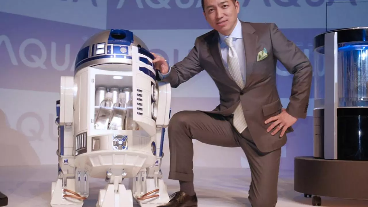 Un mini frigorífico R2-D2 de tamaño natural que realmente pode entregar as túas bebidas