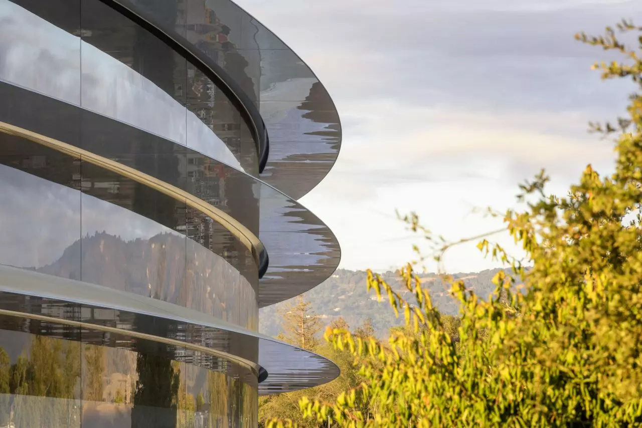 Apple-ko jenio sortzaileek izen bikaina asmatzen dute Fabled Spaceship Campusarentzat