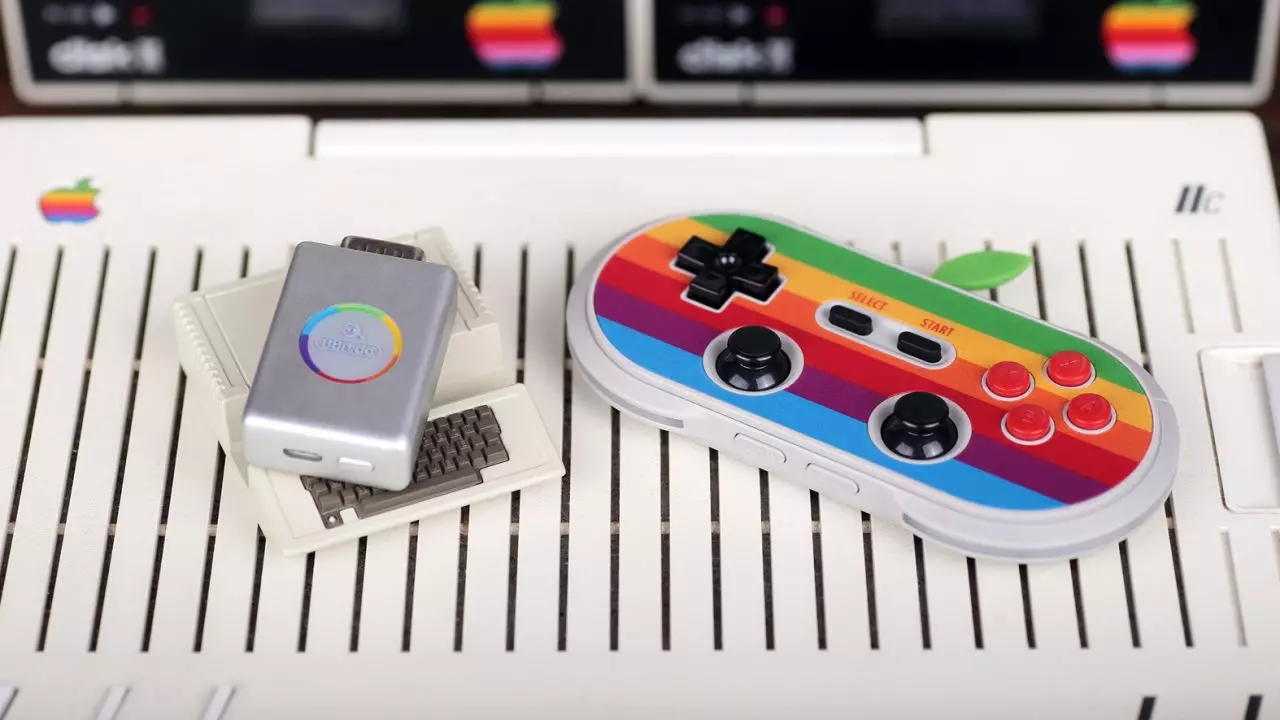 Гэты адаптар дазваляе выкарыстоўваць сучасныя бесправадныя кантролеры з класічным камп'ютарам Apple II