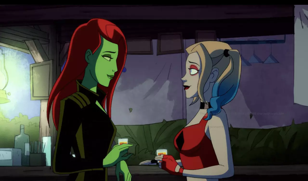 Ivy en Harley drinken wat. (Screenshot: HBO Max)
