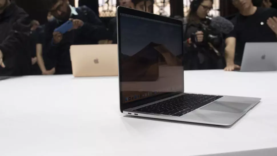 Den neie MacBook Air huet de MacBook e schreckleche Kaf gemaach