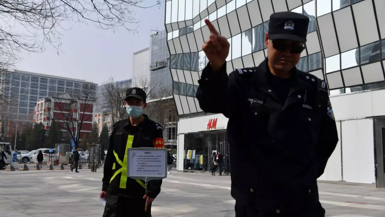 H&M é expurgada de mapas chineses e lojas online por criticar o trabalho forçado em Xinjiang
