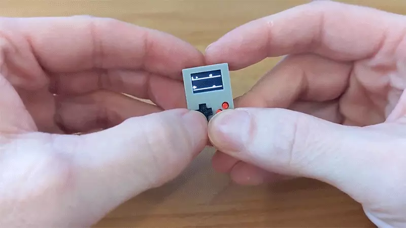 Bu İnç Boylu Game Boy Clone'u Oynamak için Mikroskopa ihtiyacınız olacak