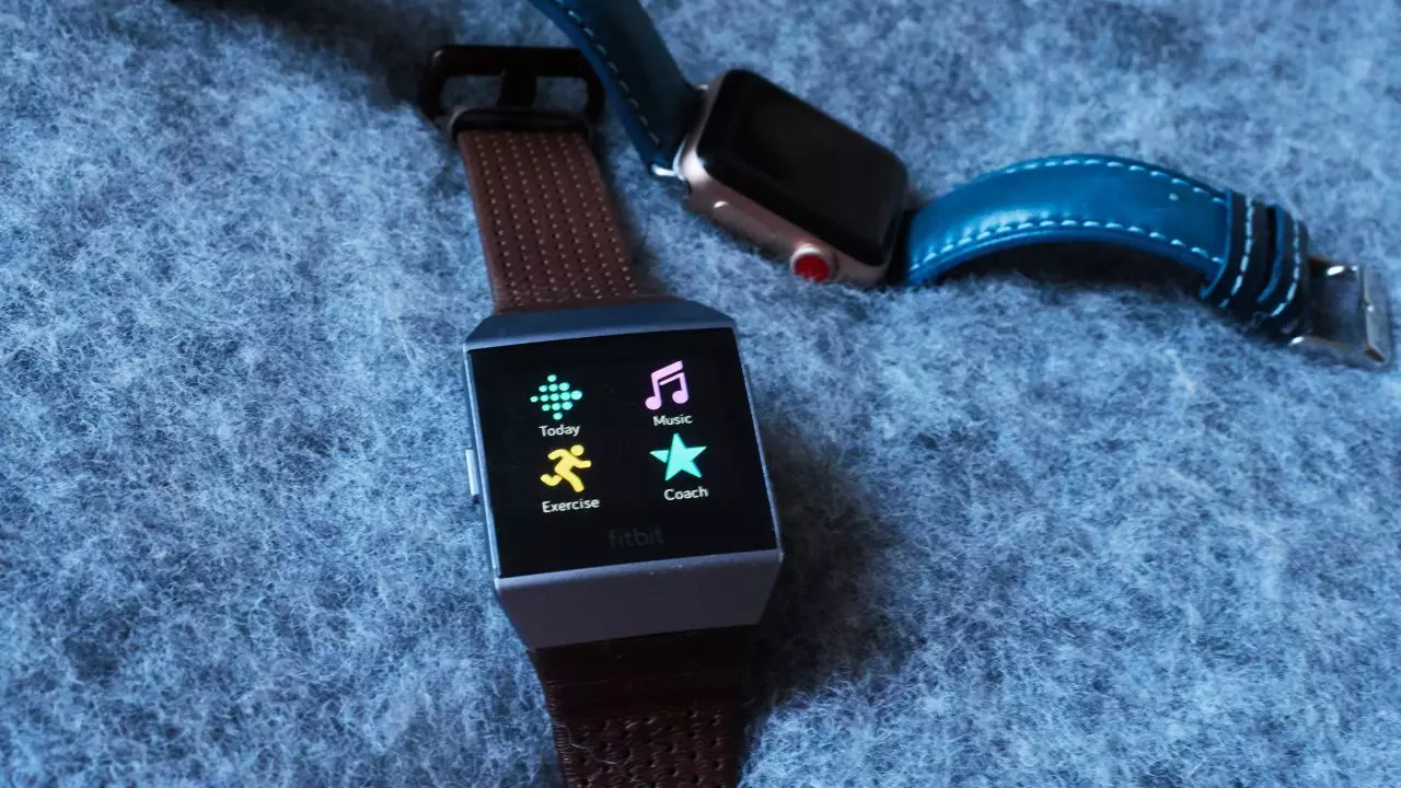 Apple Watch vs. Fitbit Ionic: Smartwatch ke efe e Molemohali ho Uena?