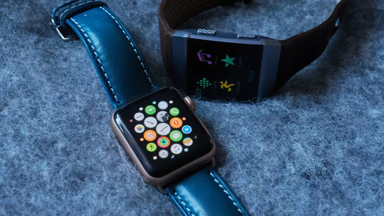 Apple Watch vs. Fitbit Ionic: Smartwatch ke efe e Molemohali ho Uena?