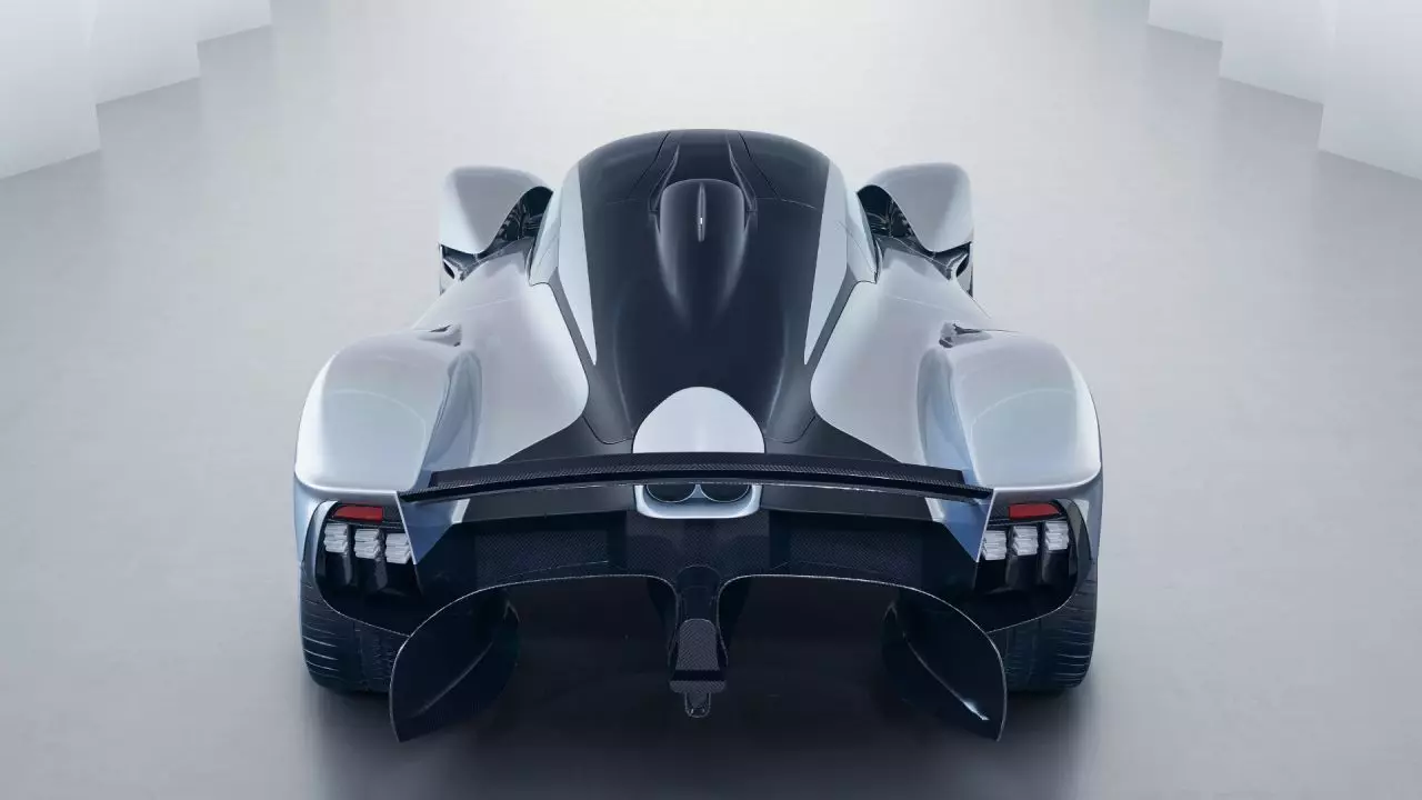 Տոնեք ձեր աչքերը Aston Martin Valkyrie-ի վրա