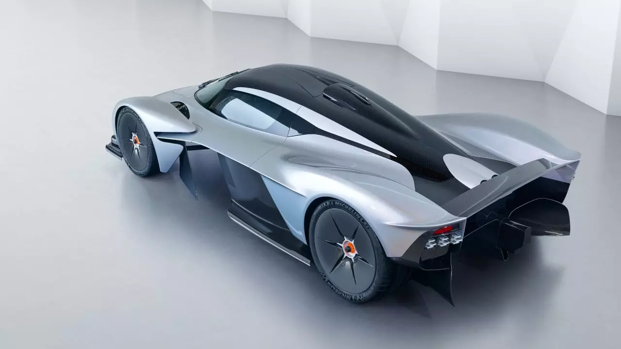 Տոնեք ձեր աչքերը Aston Martin Valkyrie-ի վրա