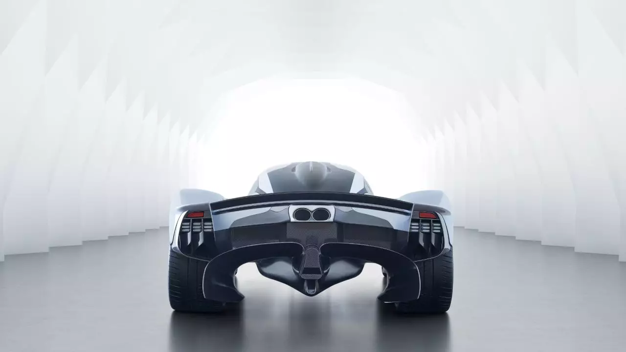 Տոնեք ձեր աչքերը Aston Martin Valkyrie-ի վրա