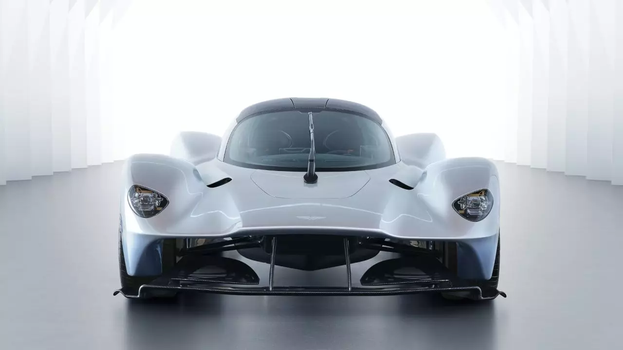 Տոնեք ձեր աչքերը Aston Martin Valkyrie-ի վրա