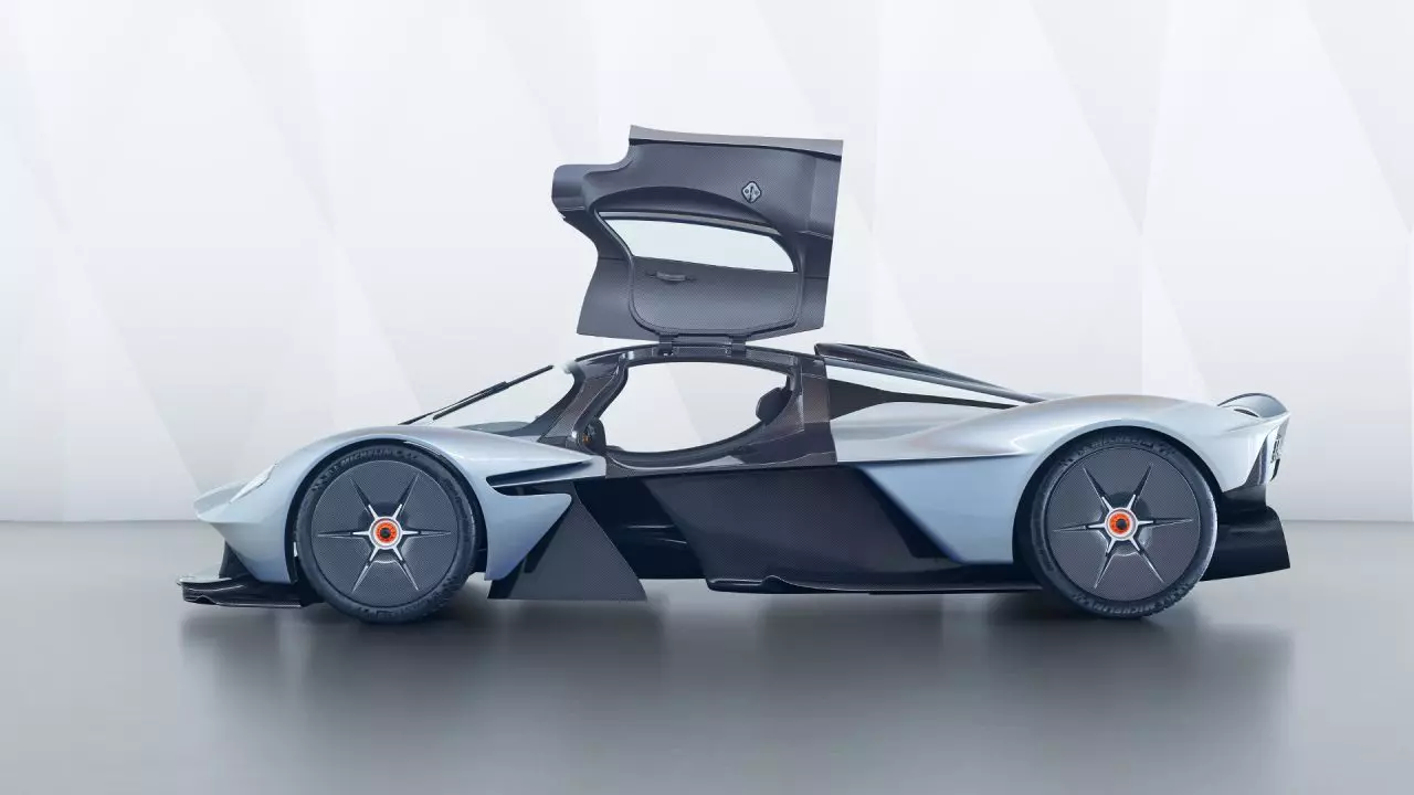 Տոնեք ձեր աչքերը Aston Martin Valkyrie-ի վրա