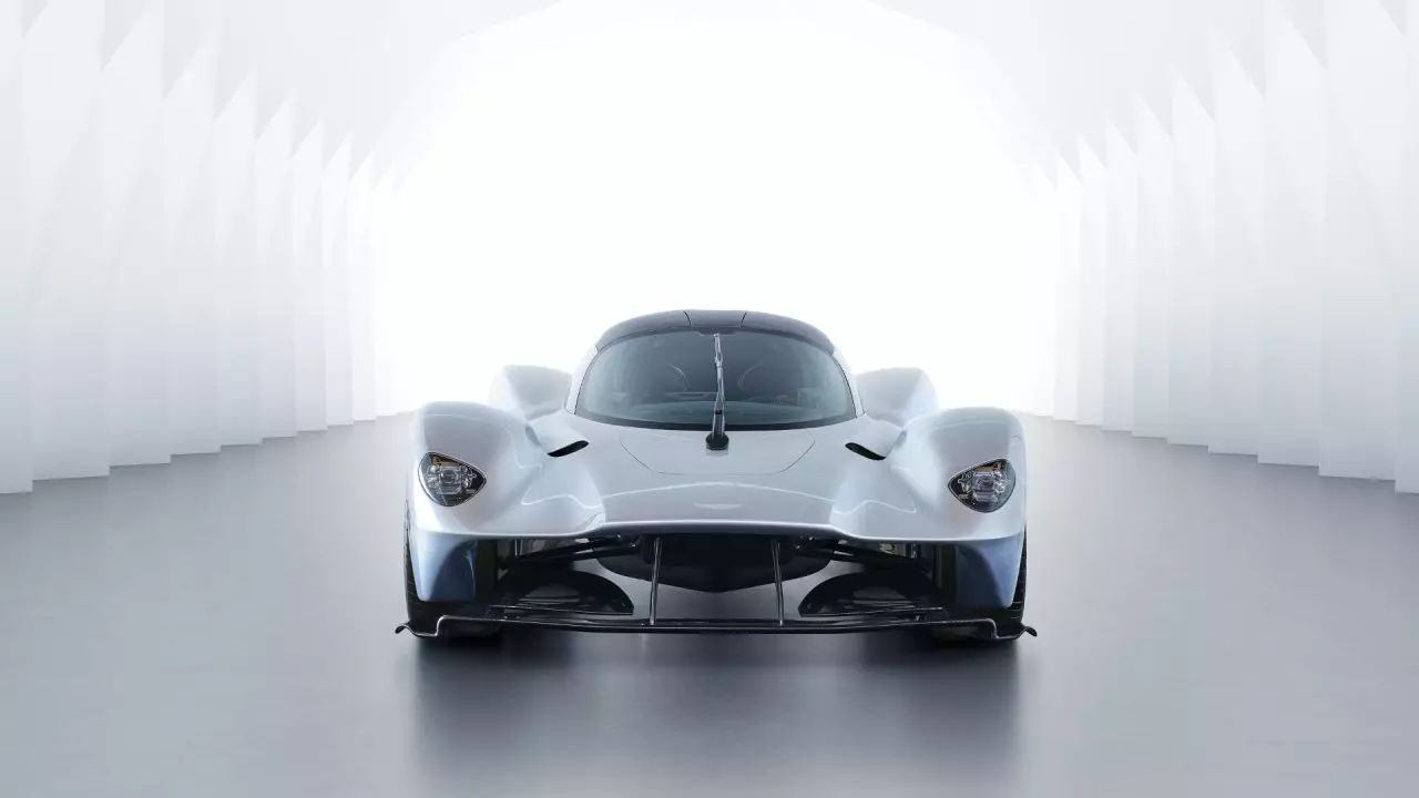 Տոնեք ձեր աչքերը Aston Martin Valkyrie-ի վրա