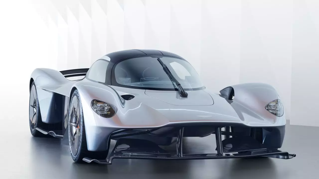 Տոնեք ձեր աչքերը Aston Martin Valkyrie-ի վրա