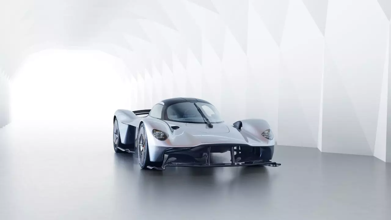 Տոնեք ձեր աչքերը Aston Martin Valkyrie-ի վրա