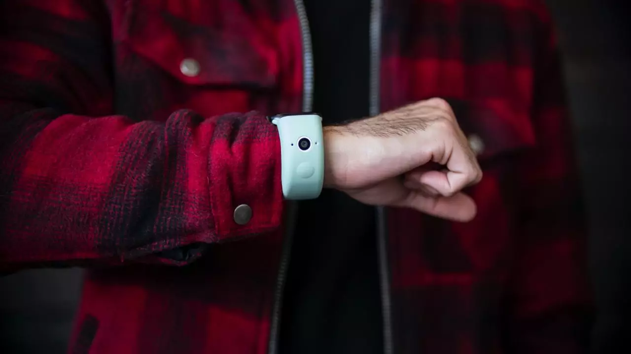 A Wristcam egy 8 megapixeles, világ felé néző objektívet tartalmaz, LED-lámpákkal, amelyek a fényképezés megkezdésekor aktiválódnak, és egy fizikai gombbal, amely kioldóként működik.