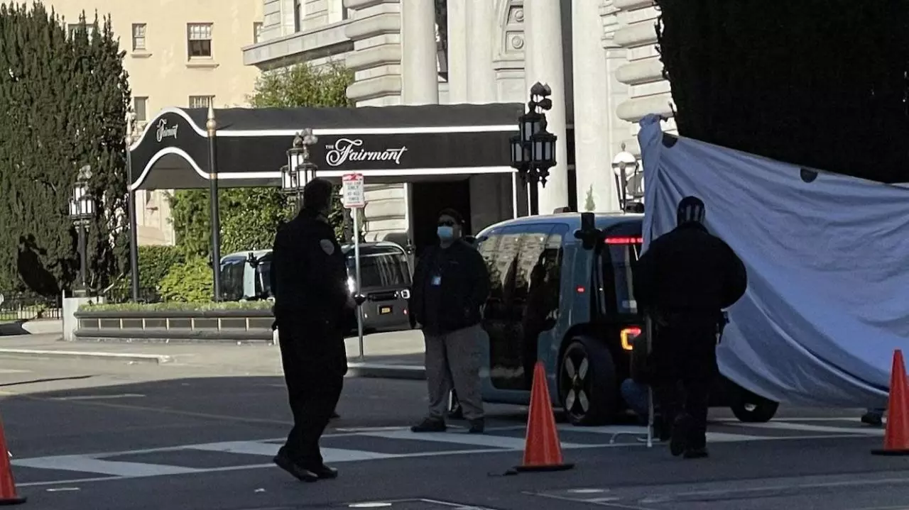 Kio ŝajnas esti Zoox memveturanta taksio sur la stratoj de San Francisco ĉi-semajnfine, kun pluraj aliaj videblaj en la fono.