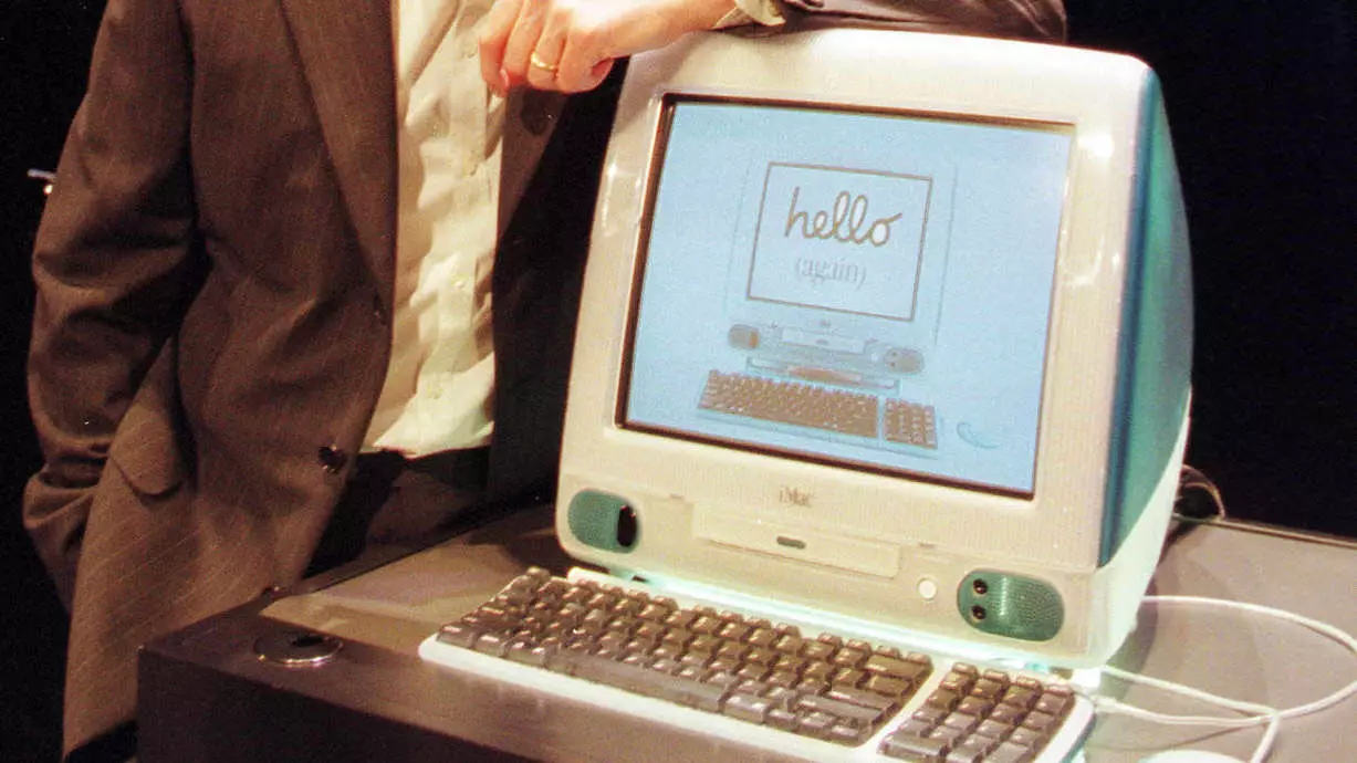 Steve Jobs tregon një iMac në 1998.