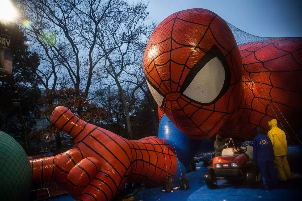 Hiji superhuman inflatable 24,38 m panjangna disematkeun kana taneuh di Upper West Side Manhattan.