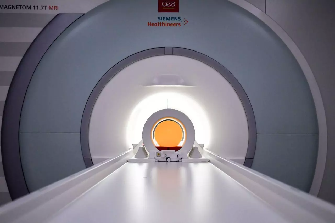 जगातील सर्वात शक्तिशाली MRIs पैकी एक त्याच्या चुंबकांना थंड करण्यासाठी सुपरफ्लुइड हेलियम वापरतो.