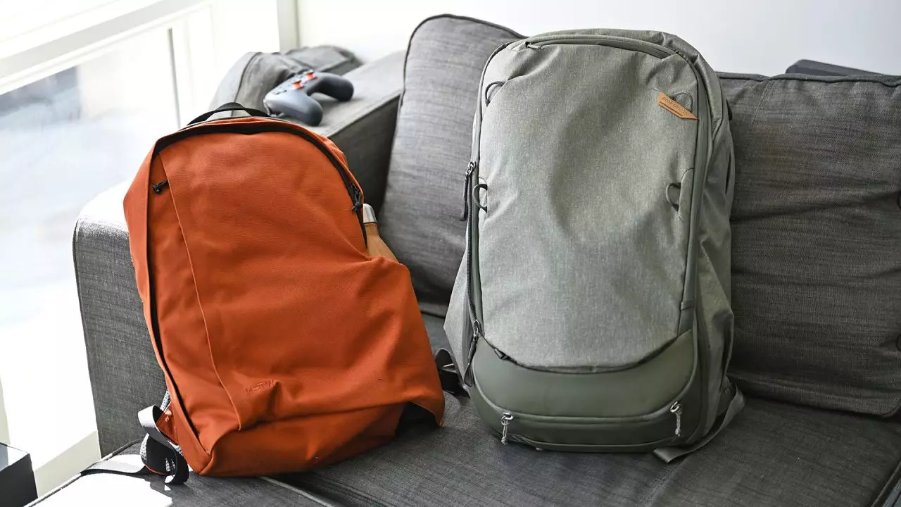 นี่คือการเปรียบเทียบขนาดของกระเป๋าเป้ MTW รุ่น 21 ลิตร ถัดจากกระเป๋าเป้ Peak Design Travel Backpack ขนาด 45 ลิตรของฉัน ซึ่งฉันชอบมาก แต่ใหญ่ไปหน่อยที่จะใช้ในชีวิตประจำวัน