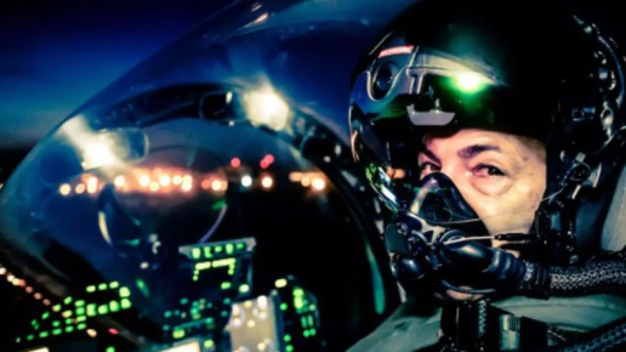 El New Striker II és el casc de pilot de caça més avançat del món